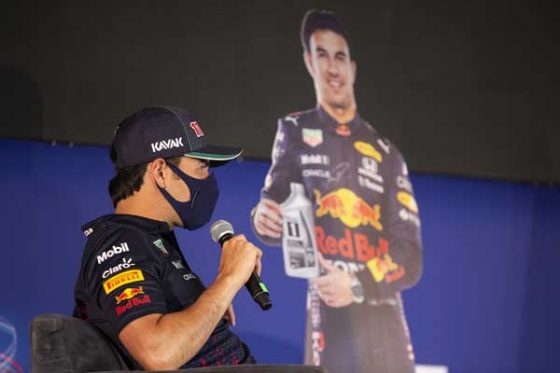 Mobil reúne a Checo Pérez con su Checo de cartón